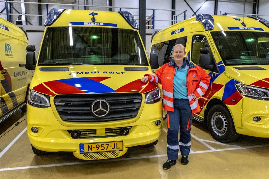 An out-of-hospital cardiac arrest scenario with eCPR performed by an ...